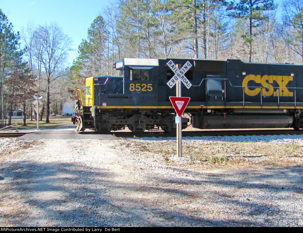 CSX 8525 Crossing a little dirt road to a little Baptist church